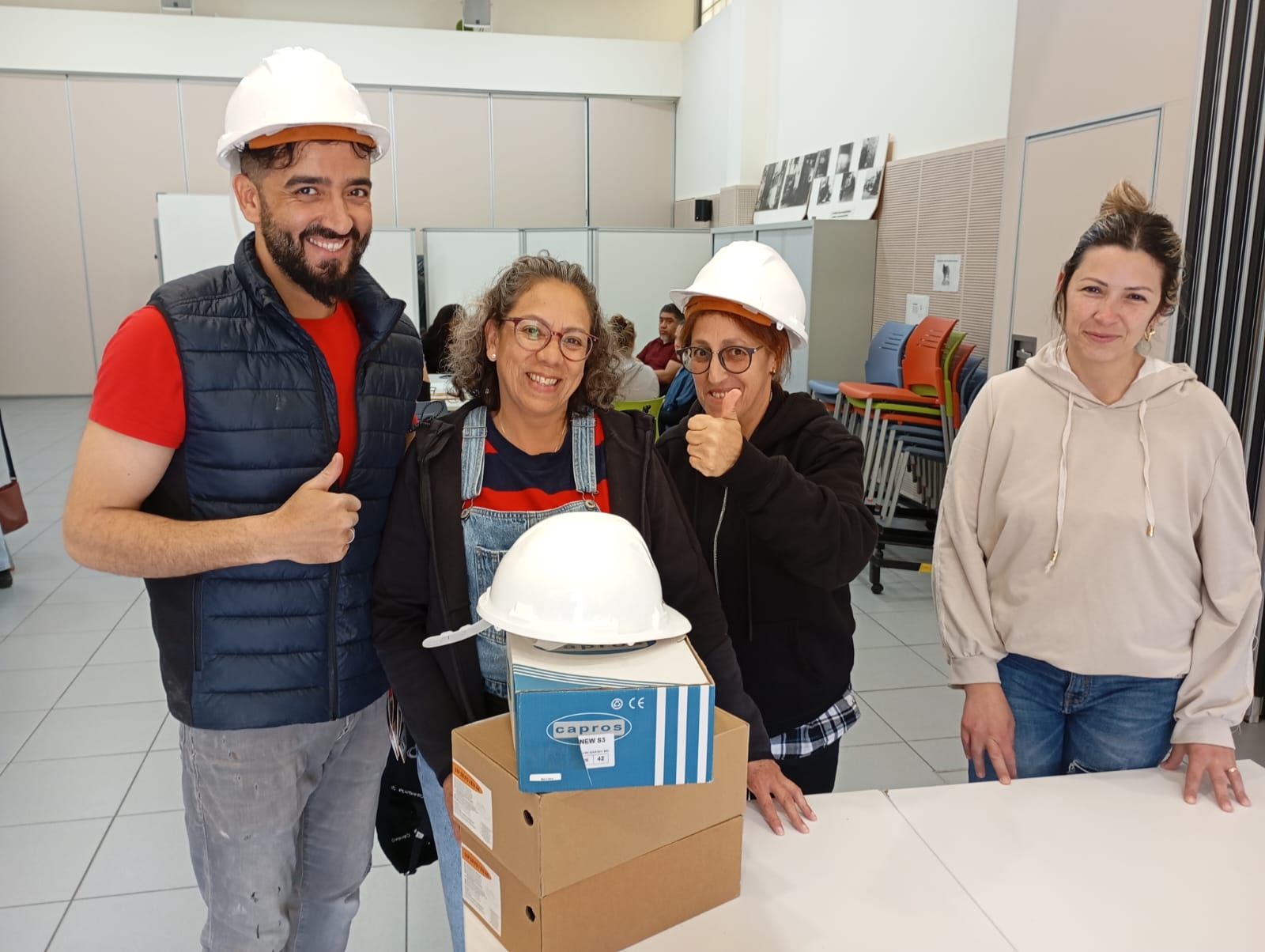 MUET ens fa una donació de materials - Les Juntes